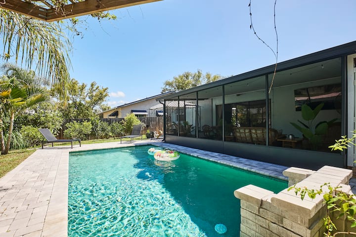 Cozy Hen House Retreat - Palm Harbor, FL