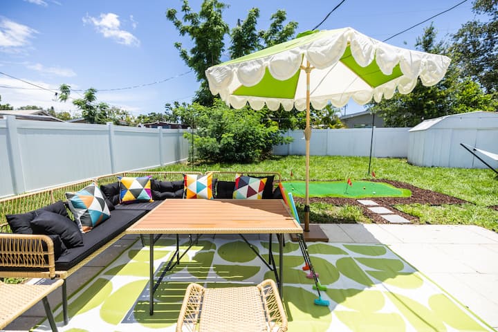 The Groovy Granny House W/ Karaoke & Mini Golf! - Treasure Island, FL