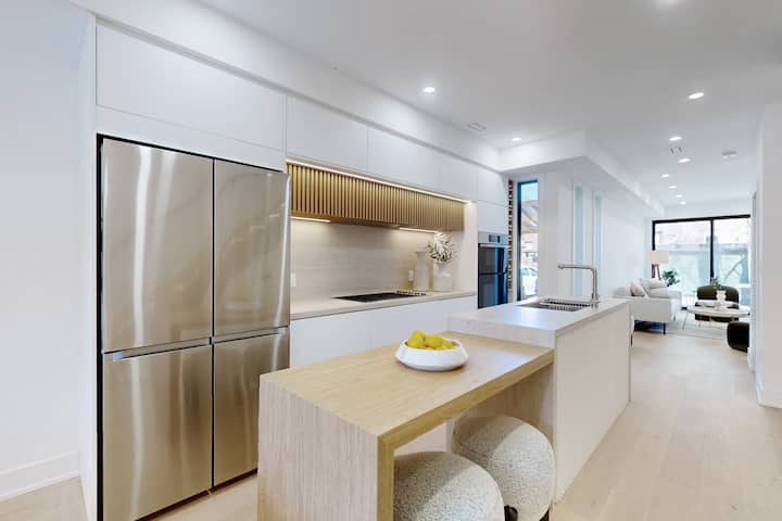 Stunning Leslieville Home 4bdrm/2.5 Bath/parking - Toronto