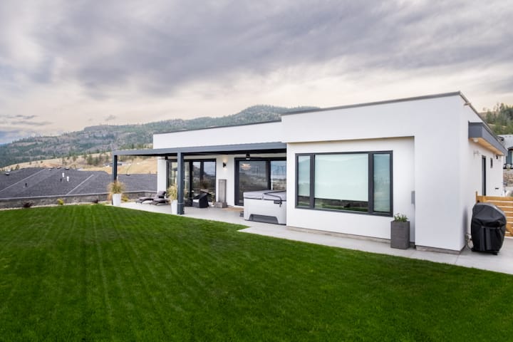 Modern Lakeview Retreat In Summerland - Summerland