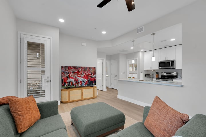 New Luxury Condo | 2br/2ba, Pool, Views & Location - Tucson, AZ
