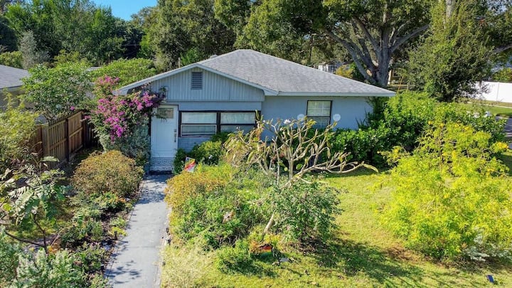 Chic Getaway | Own Entrance - St. Petersburg, FL