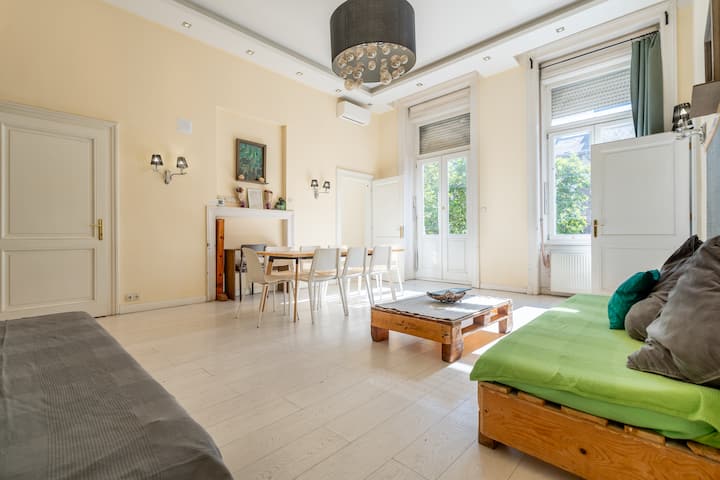 Group Apartment With Private Balcony & Sauna - Budapest