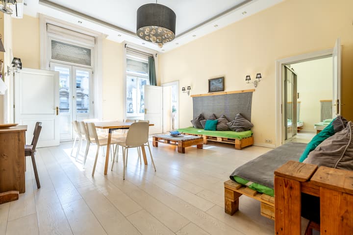 Group Apartment With Private Balcony & Sauna - ブダペスト