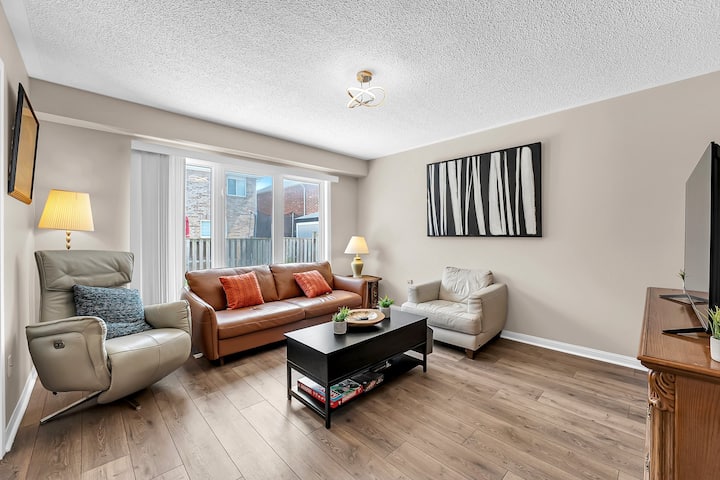 Charming 3br Stay – Deck, Gazebo, Wi-fi & Parking - Brampton