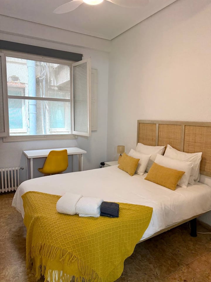 Private Bedroom Inside City Center - Valencia