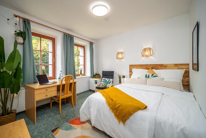 Quiet Room With Garden-view & Working Desk - Freiberg