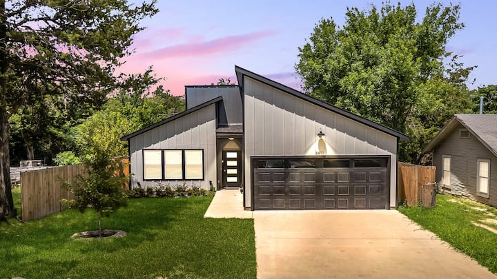 Tropical Oasis | Pool Table | Arcades | Private - Dallas