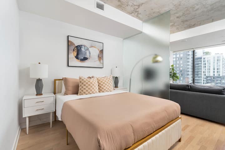 Urban Oasis Condo With Cafe & Bar At Your Doorstep - Toronto