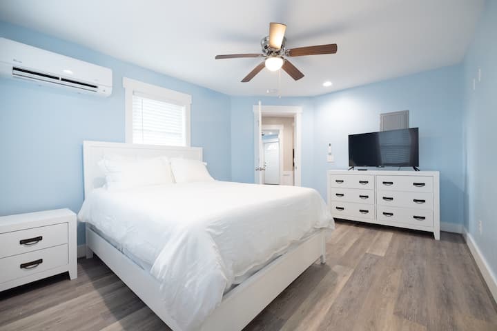 A Comfy Retreat Just Steps From The Waterfront - Morehead City, NC