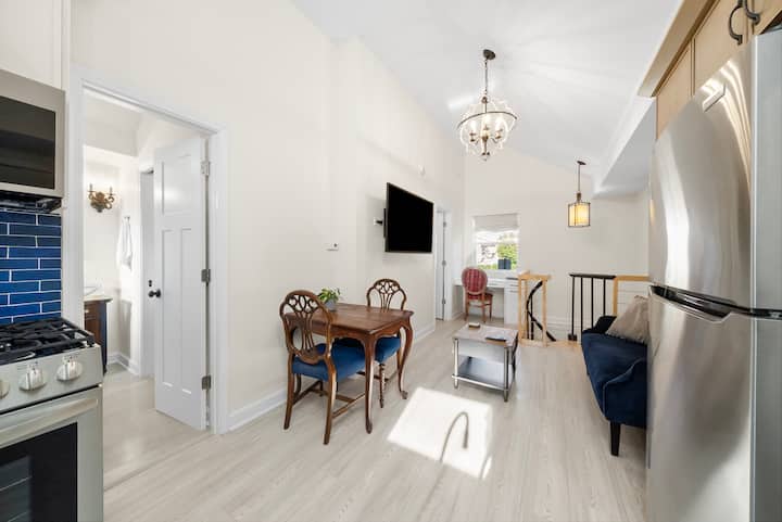 2bdrm-2bath Coach House,
Washer/dryer, Pet Ok - Chicago, IL