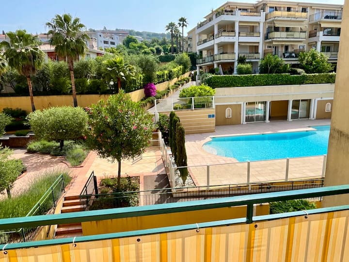 Piscine Résidence Standing Calme - ibis budget Nice Californie Lenval