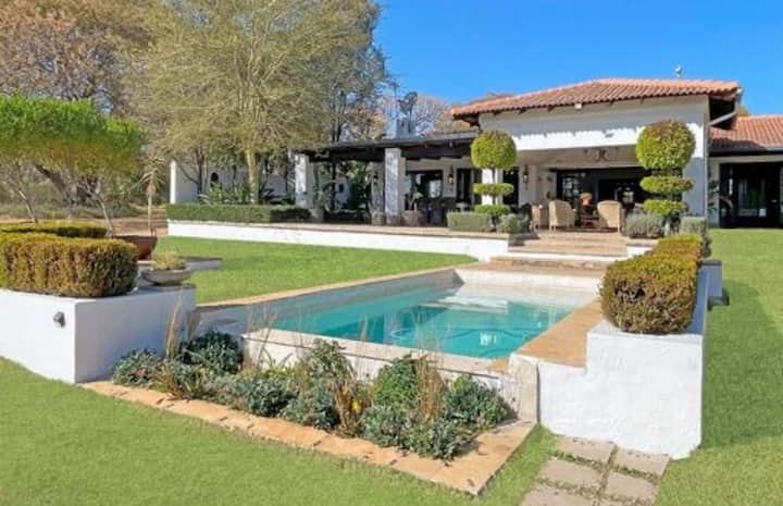 Beautiful, Tranquil South Lawn House & Horse Hotel - Midrand