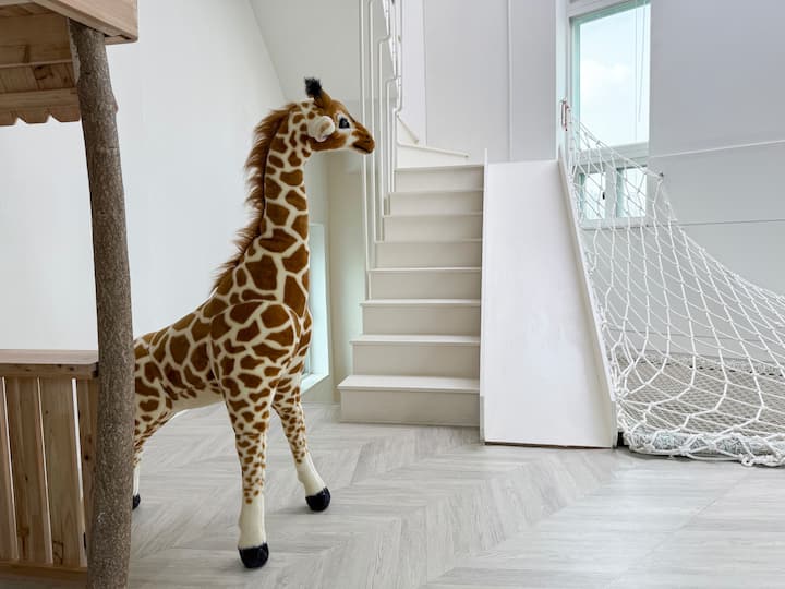 홍대 6인 가족숙소 | 3층 감성하우스·5층 키즈 플레이룸·대형 빔프로젝터 - 