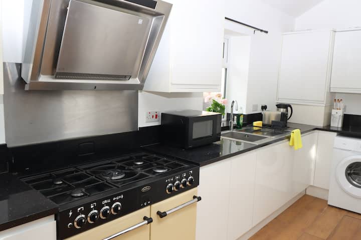 Spacious Family Home - Chingford - Londra