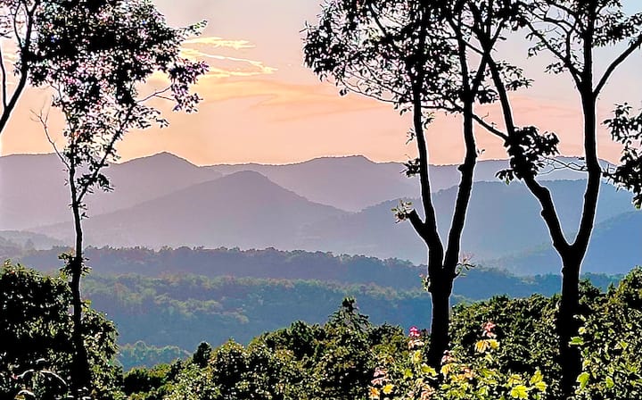 Mountaintop Lodge For Unforgettable Group Escapes - Blue Ridge, GA