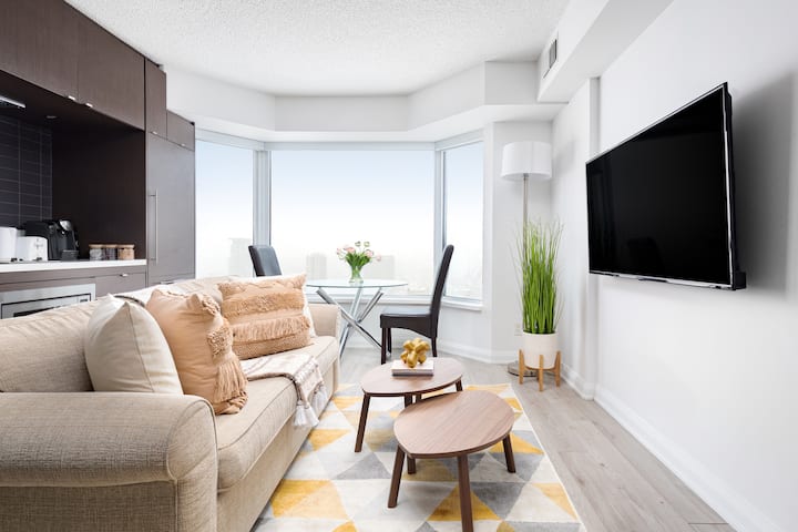 Luxurious Yorkville Condo With Glam Makeup Room - Toronto