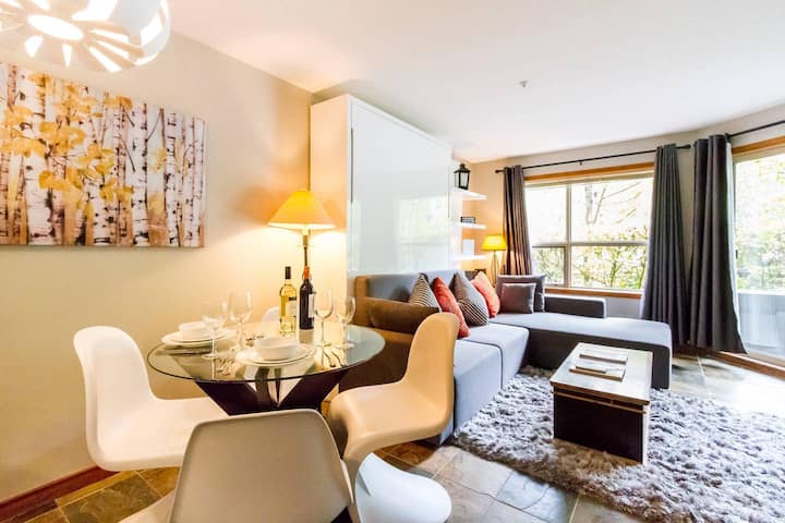 Ski-in/ski-out Condo In Aspens W/ Pool & Hot Tubs - Whistler