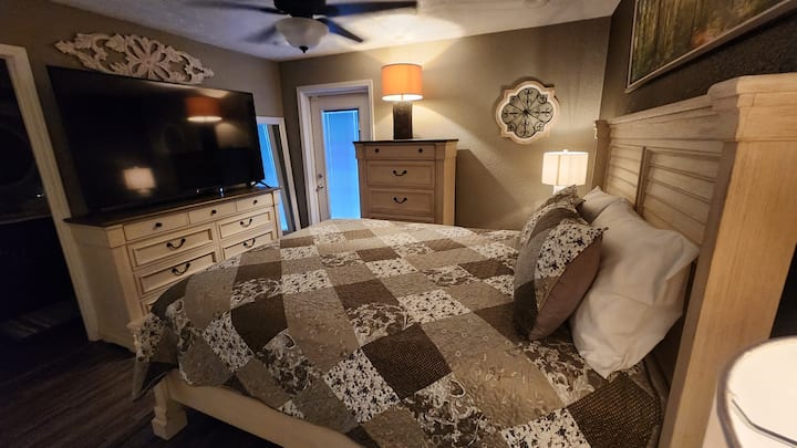 2bed, 2bath- Spacious Comfy Patio, Hot Tub & Grill - Bowling Green, KY