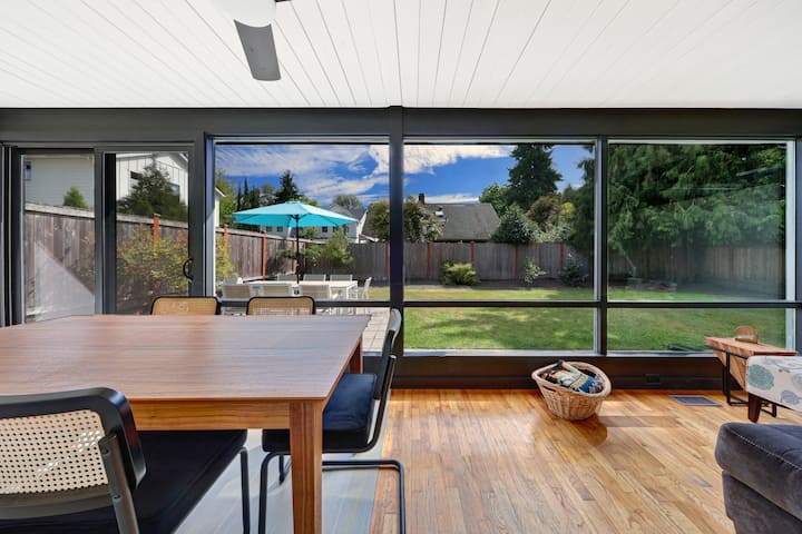 Mid-century Modern Retreat, Perfect For Families! - Seattle, WA