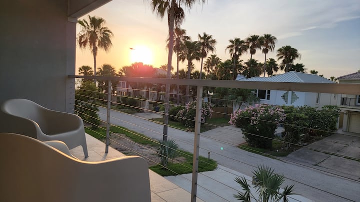 Lagoon And Sunset Views! Pool! Quiet! - South Padre Island, TX