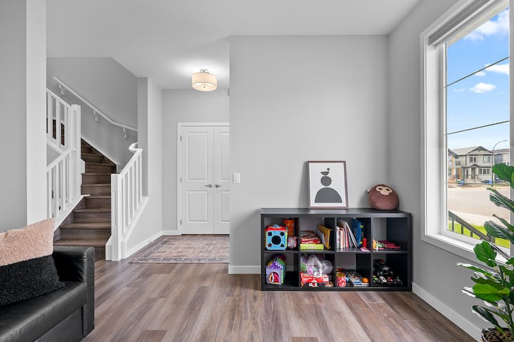 Modern 3br Home | 15 Min To Yyc | Banff Access - Airdrie