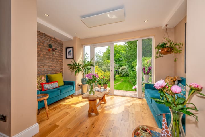 Stylish Garden Retreat Near Stafford Town Hospital - Stafford, UK