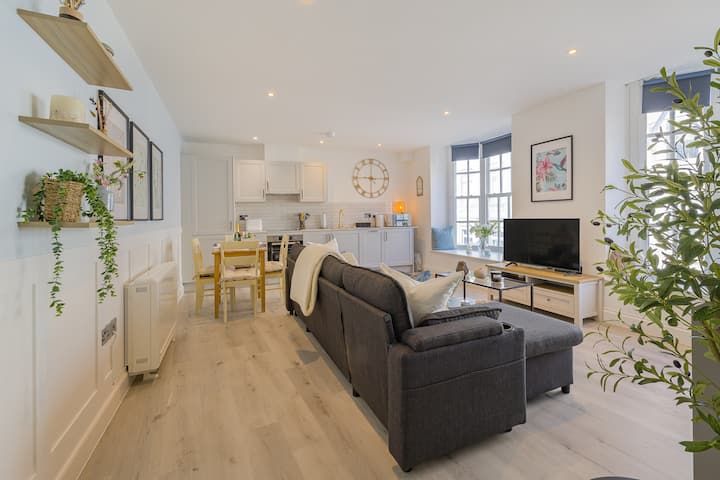 Seaside Serenity | 2br Brighton | Sleeps 4 - Brighton