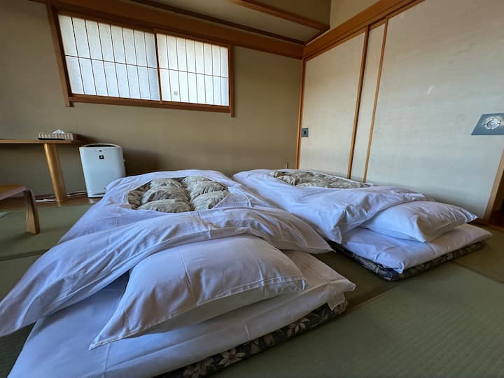 山中湖の目の前に臨む和風旅館 「四季の宿 柊」 和室8畳(1~3名様まで)のお部屋です - Mount Fuji