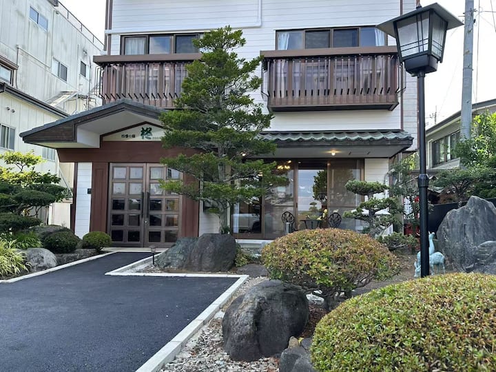 山中湖を目の前に臨む和風旅館 「四季の宿  柊」　和室6畳（１～2名様まで）のお部屋です - Mount Fuji