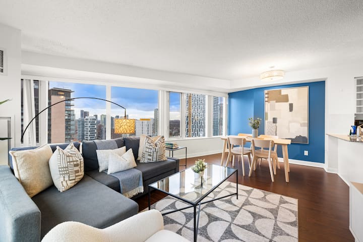 Sleek High-rise Views | Prime Location | King Beds - Toronto