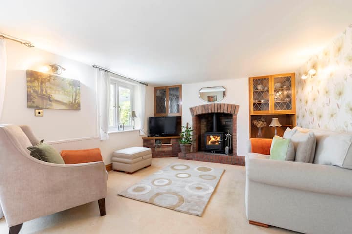 Peaceful 3-bed Cottage In Eastington - Wiltshire