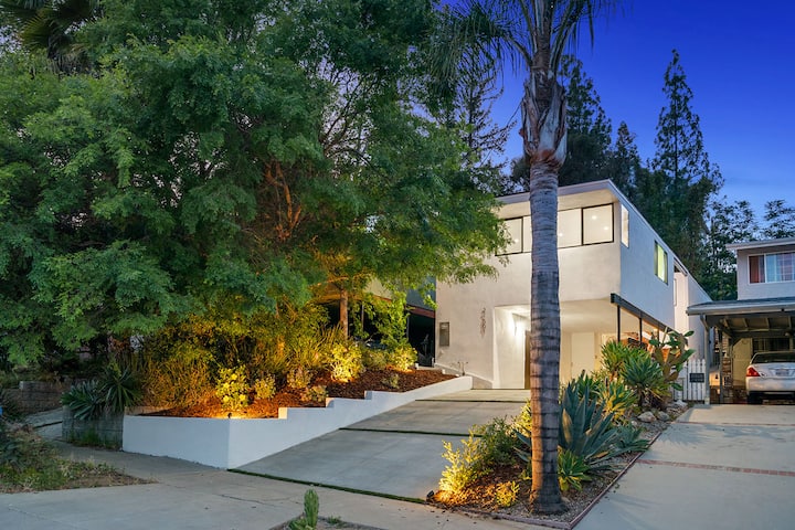 Chic Modern Retreat In Upscale Neighborhood - Calabasas, CA
