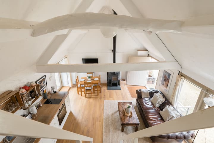 The Bullpen Farm Stay With Pool - Cotswolds