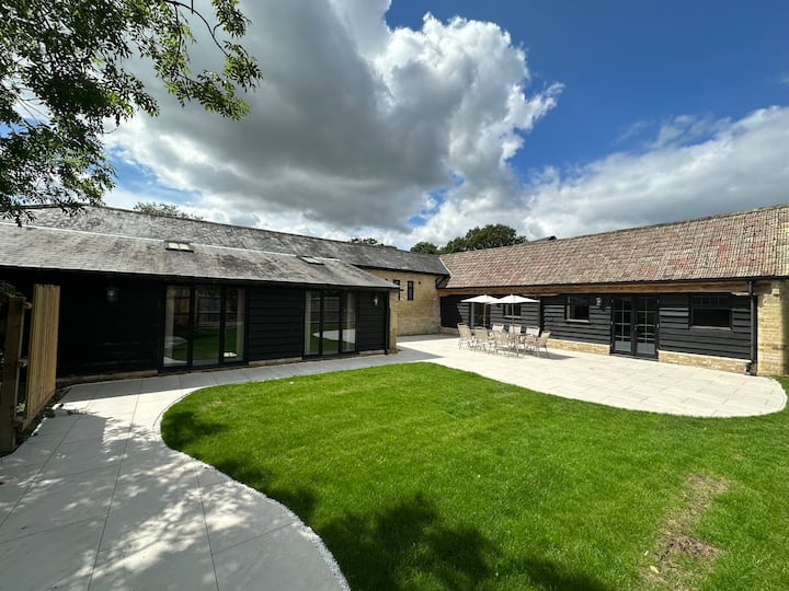 Sleeps18 Character Barns - Bedfordshire