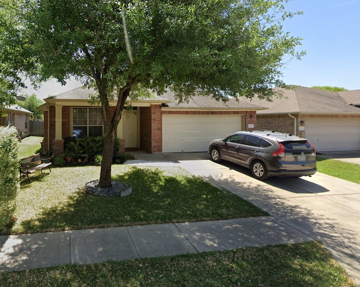Warm, Cozy, & Right Off Ih-35! - Buda, TX