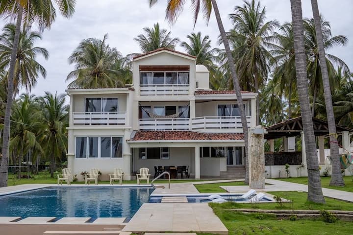 Santa María Del Mar: Beachfront, Piscinas Y Cancha - El Salvador