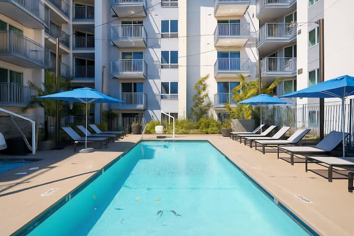 Stylish 1br | Balcony, Workspace, Free Parking - Los Angeles, CA