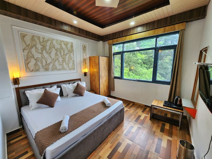 Cozy Room With Mountain View - Shimla