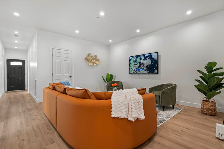 Massive 8br Home In Hayward– Comfort & Convenience - San Leandro, CA