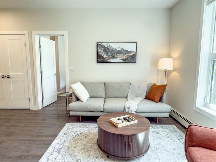 Downtown Basecamp Condo With Mountain Views - Canada