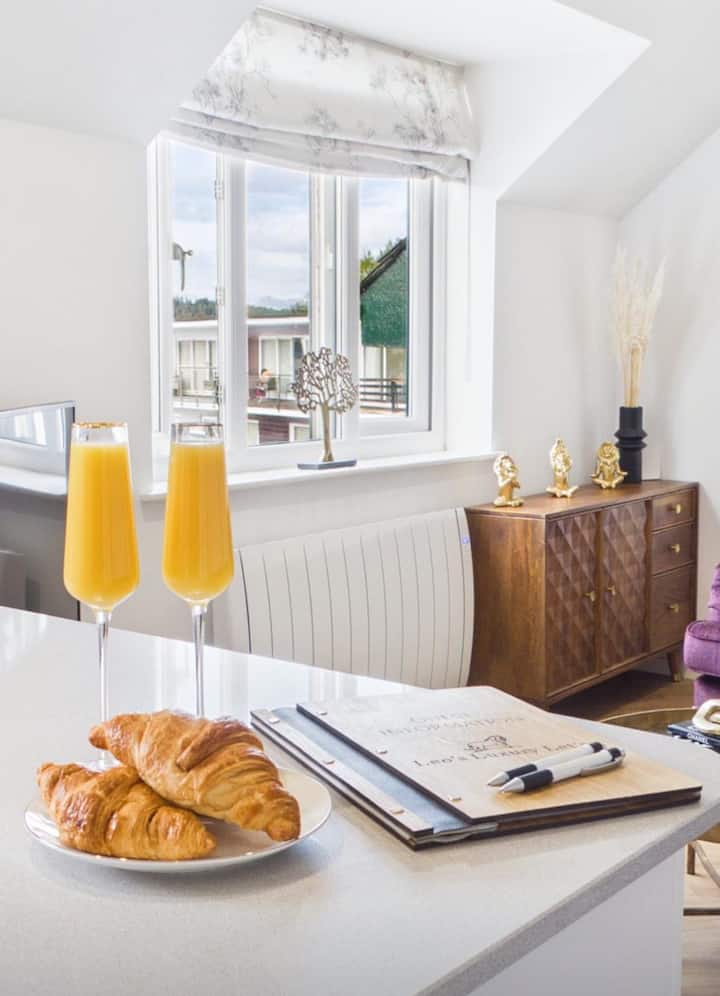 Free On Site Parking
Sleeps 5 Adults - Windermere