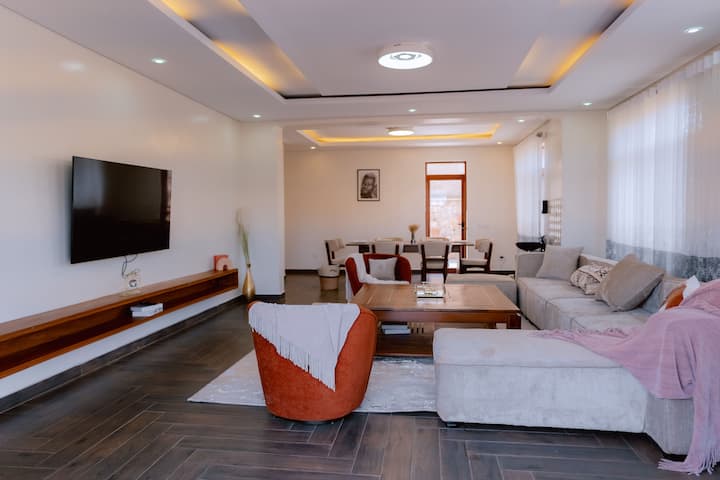 Spacious Modern Gisozi Home With Garden & Balcony - Kigali