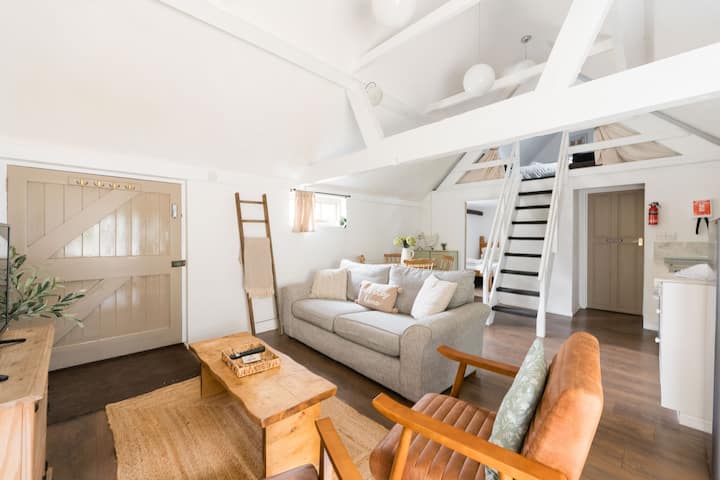 Snug Cotswolds Farm Cottage - With Pool - Oxfordshire