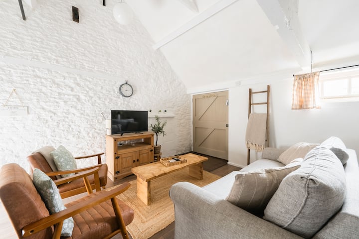 The Henloft Farm Stay With Pool - Oxfordshire