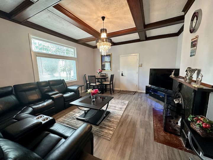 Charming Main-level Getaway - Waukegan, IL