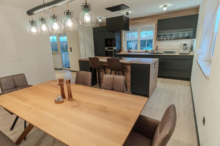 Spacious Apartment With Train Access To Salzburg - Austria
