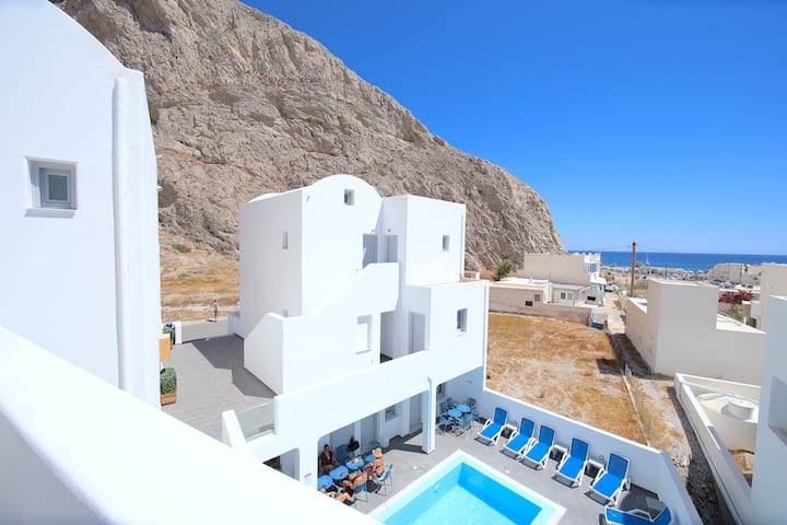 Family Junior Suite With Mezzanine, Black Beach - Santorini