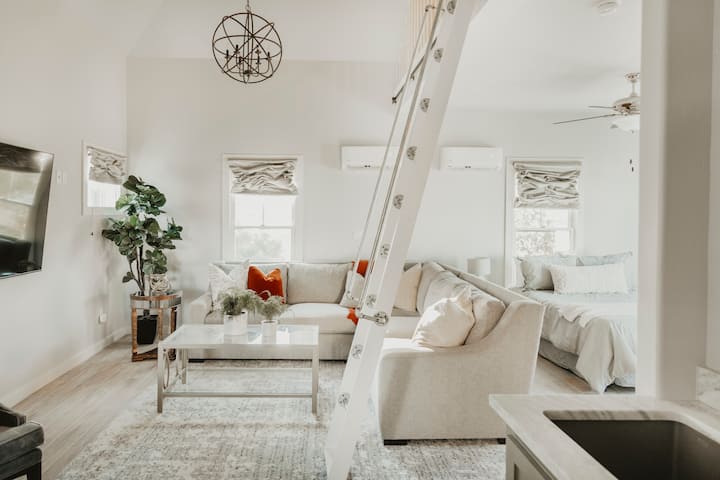 The Cart House • Sleeps 6 • Golf Cart - Carlton Landing