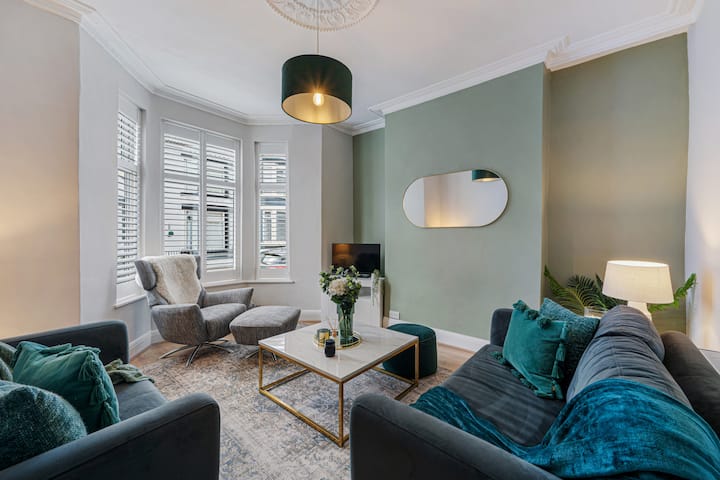 Watford Lodge | Air Host & Stay | Heritage House - Liverpool